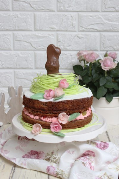 Ostertorte Mascarpone-Erdbeer-Rhabarber-Torte mit Hasennest