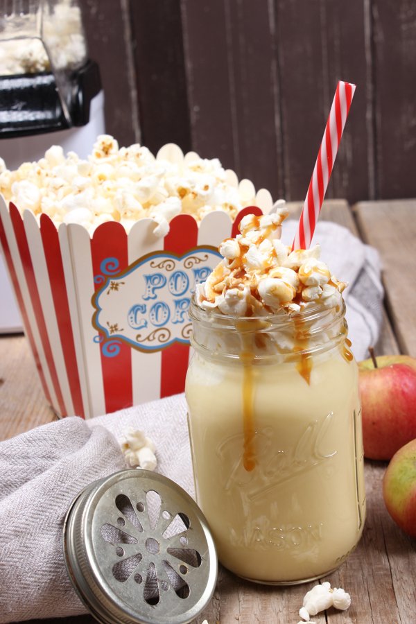 Popcorn-Apfel-Milkshake mit Vanilleeis und Karamellsoße